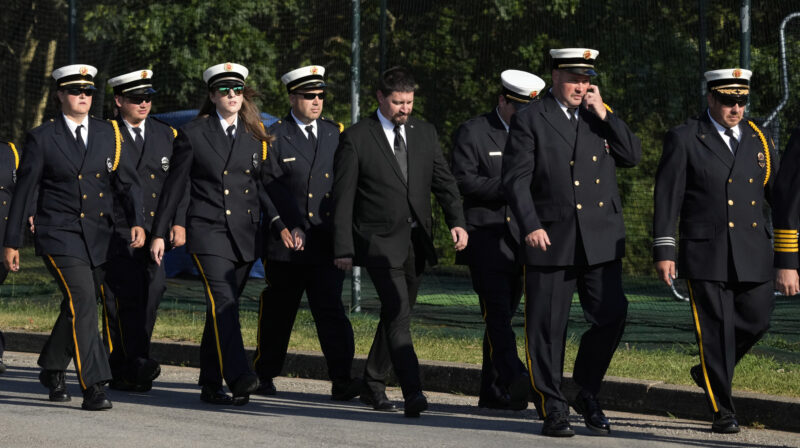 Thousands gather at banquet hall to celebrate life of former fire chief ...